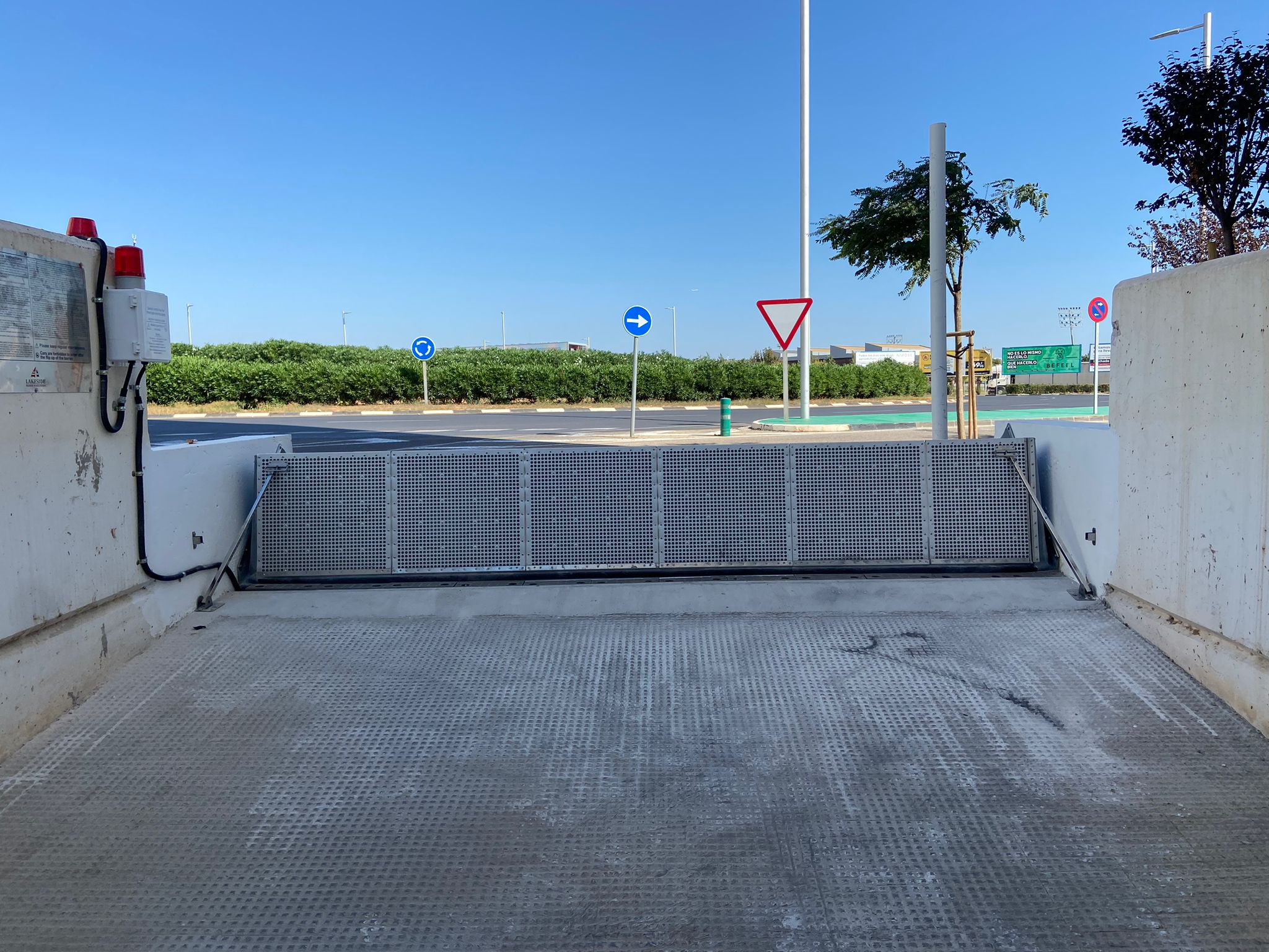 Lakeside install the first Hydraulic Automatic Flood Barrier in Spain ...